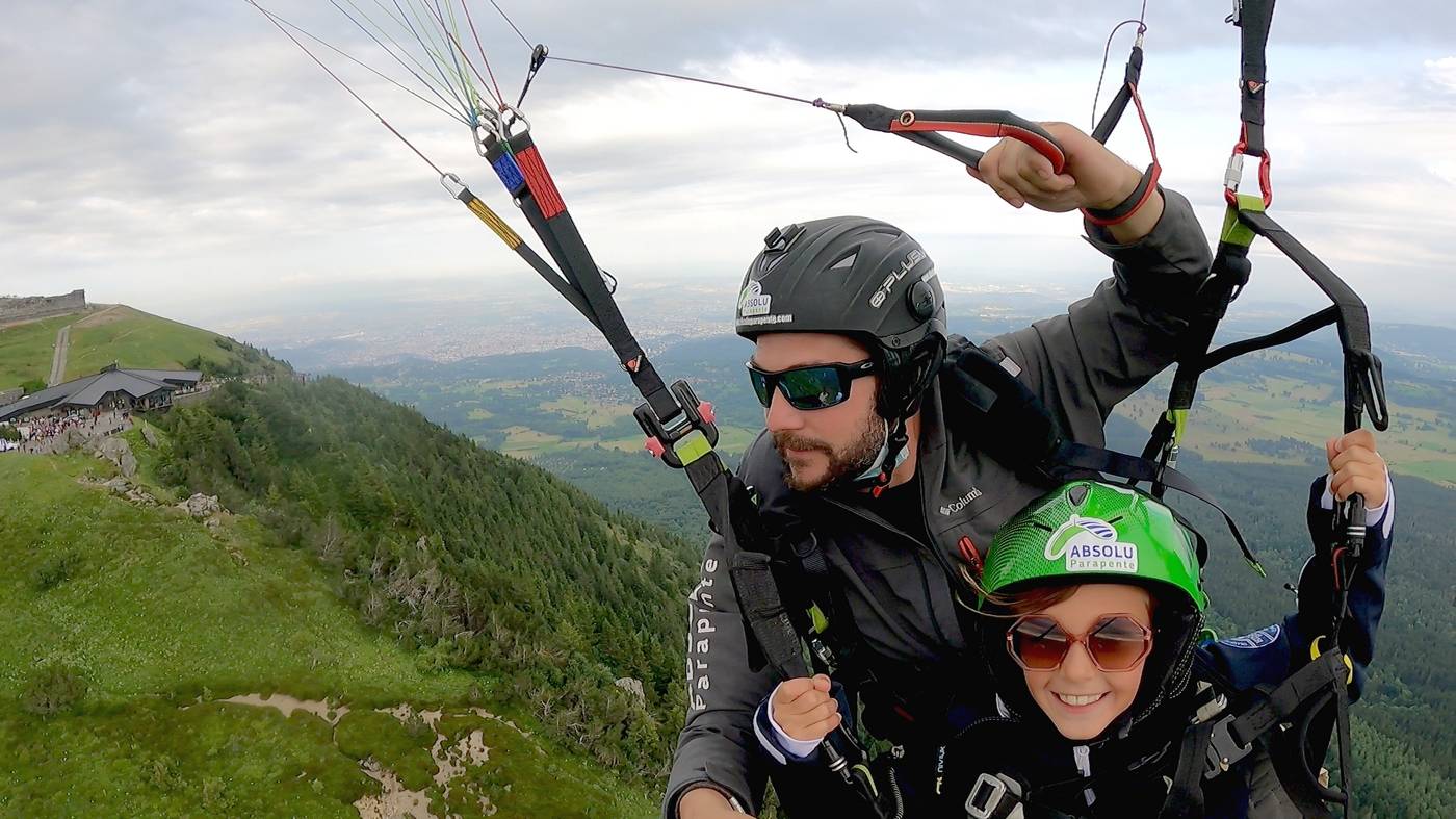 Le parapente enfant c'est possible en tandem biplace ou en école.